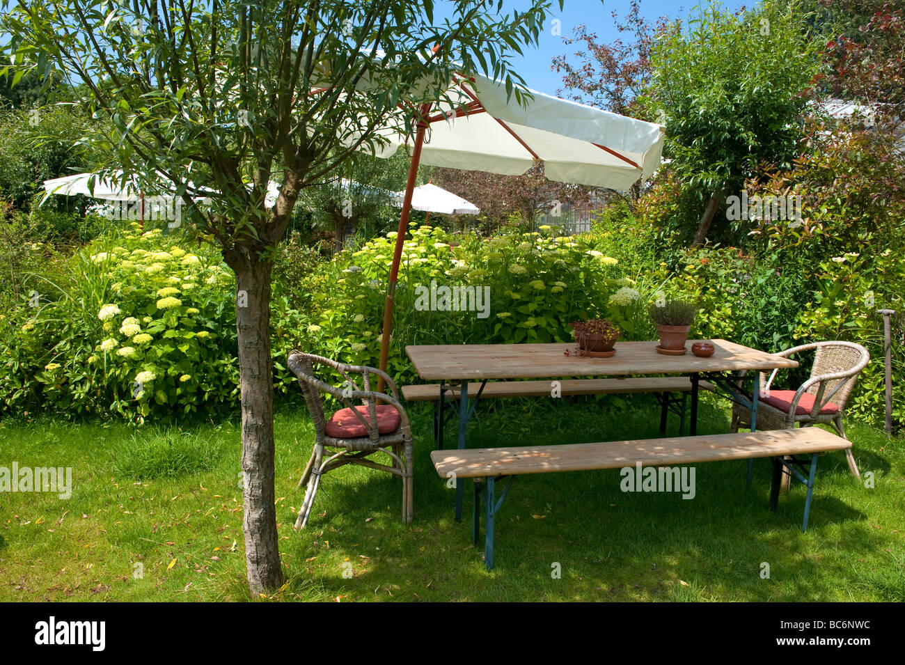 Under garden furniture hi-res stock photography and images - Alamy