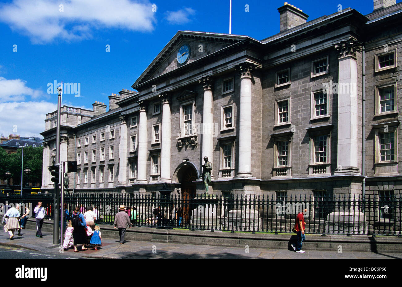 Dublin - Front Arch, the main entrance to Trinity College Stock Photo ...