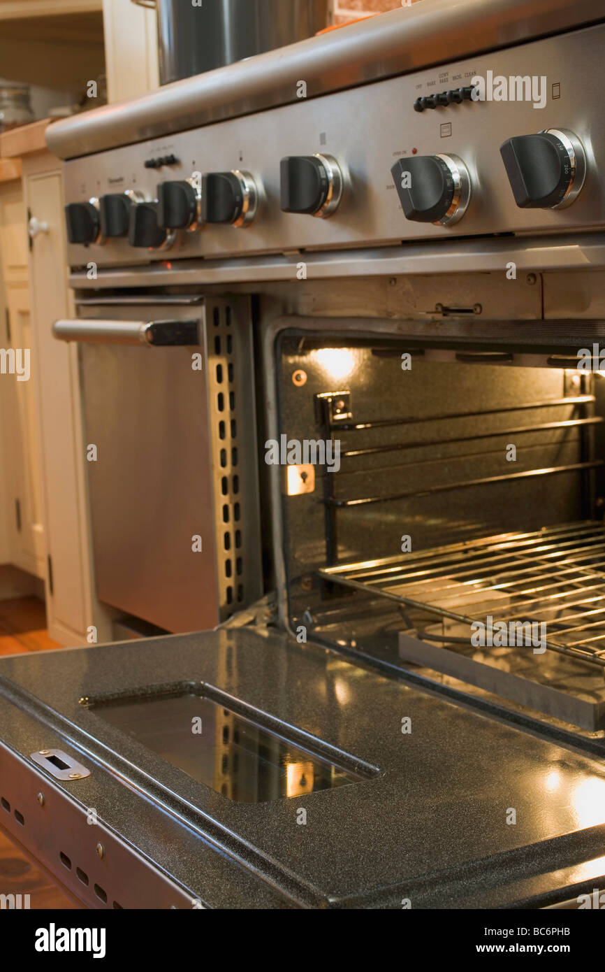 Oven, opened Stock Photo - Alamy