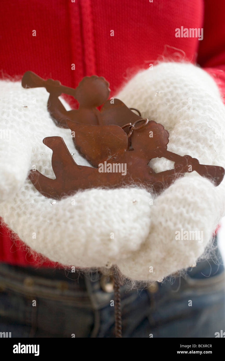 Angels holding hands hi-res stock photography and images - Alamy