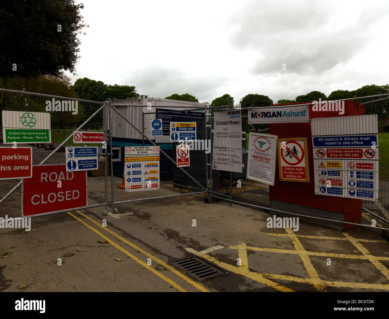 Road Closed and Warning Signs Salisbury Wiltshire Stock Photo - Alamy