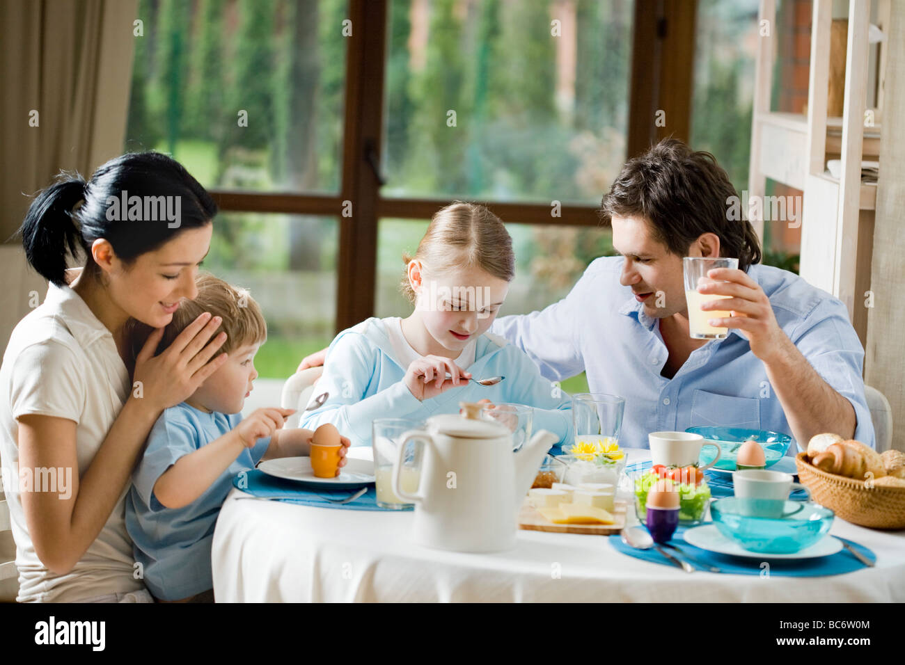 Family eating breakfast together Stock Photo - Alamy