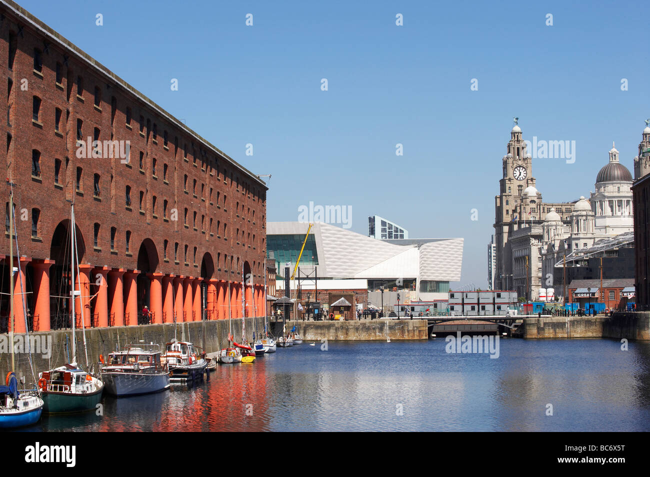 Albert dock wharf hi-res stock photography and images - Alamy