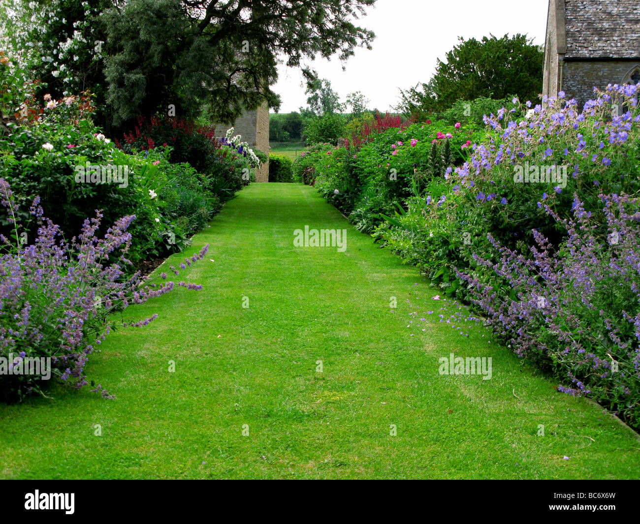 Mown grass path garden hi-res stock photography and images - Alamy