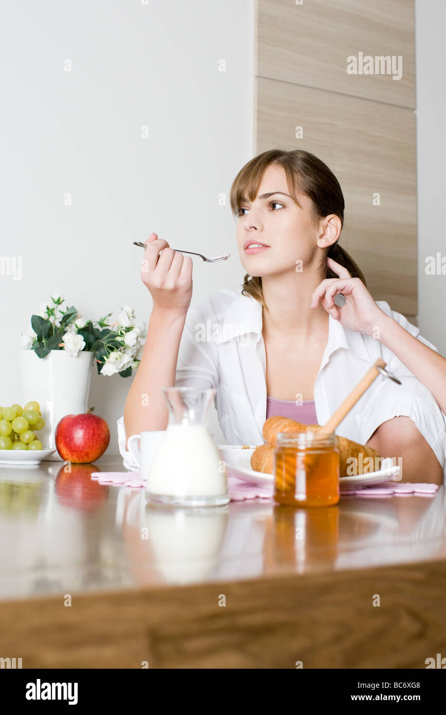 woman eating breakfast Stock Photo - Alamy