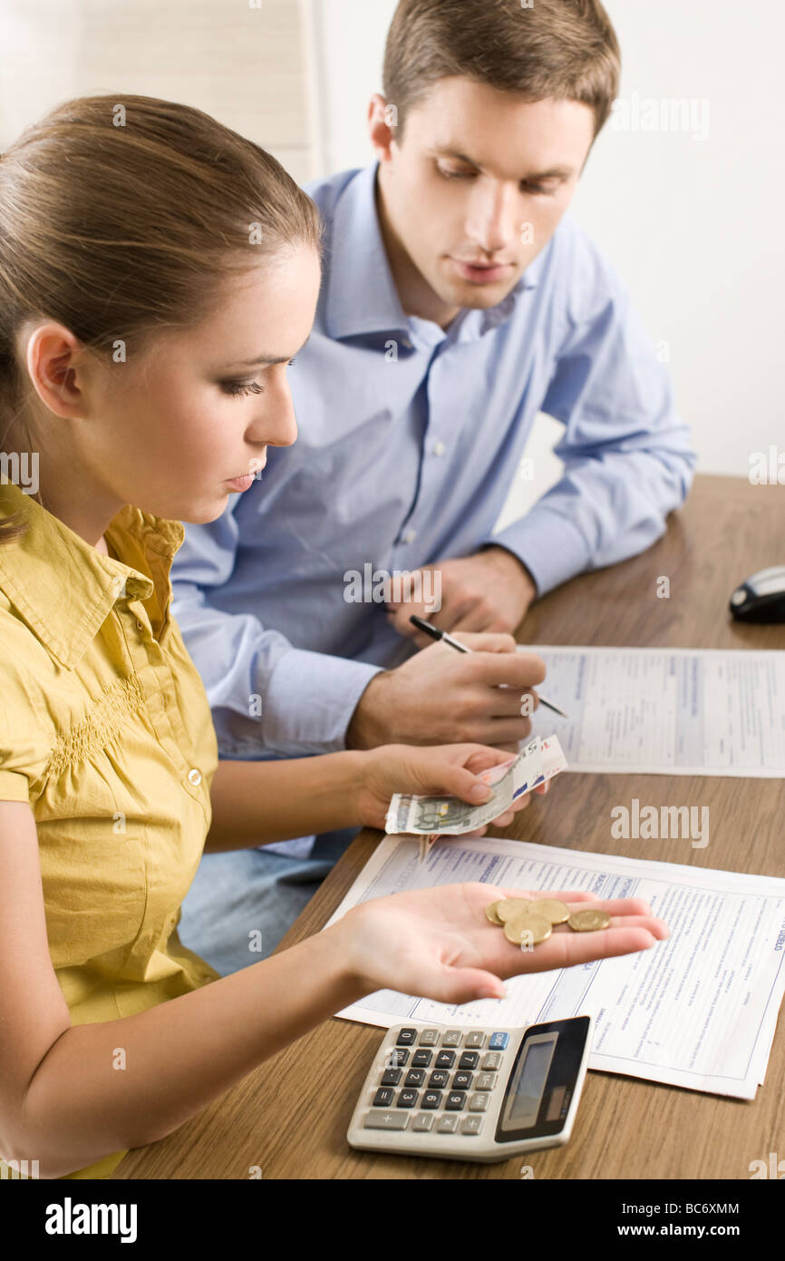 couple counting money Stock Photo - Alamy