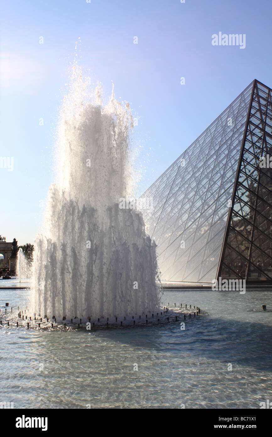 Louvre pyramid water hi-res stock photography and images - Alamy