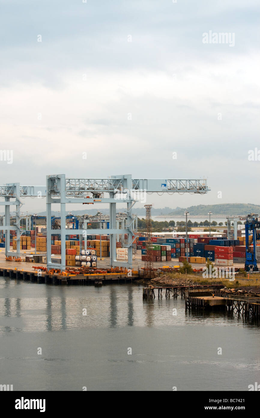 Shipping dockyard hi-res stock photography and images - Alamy