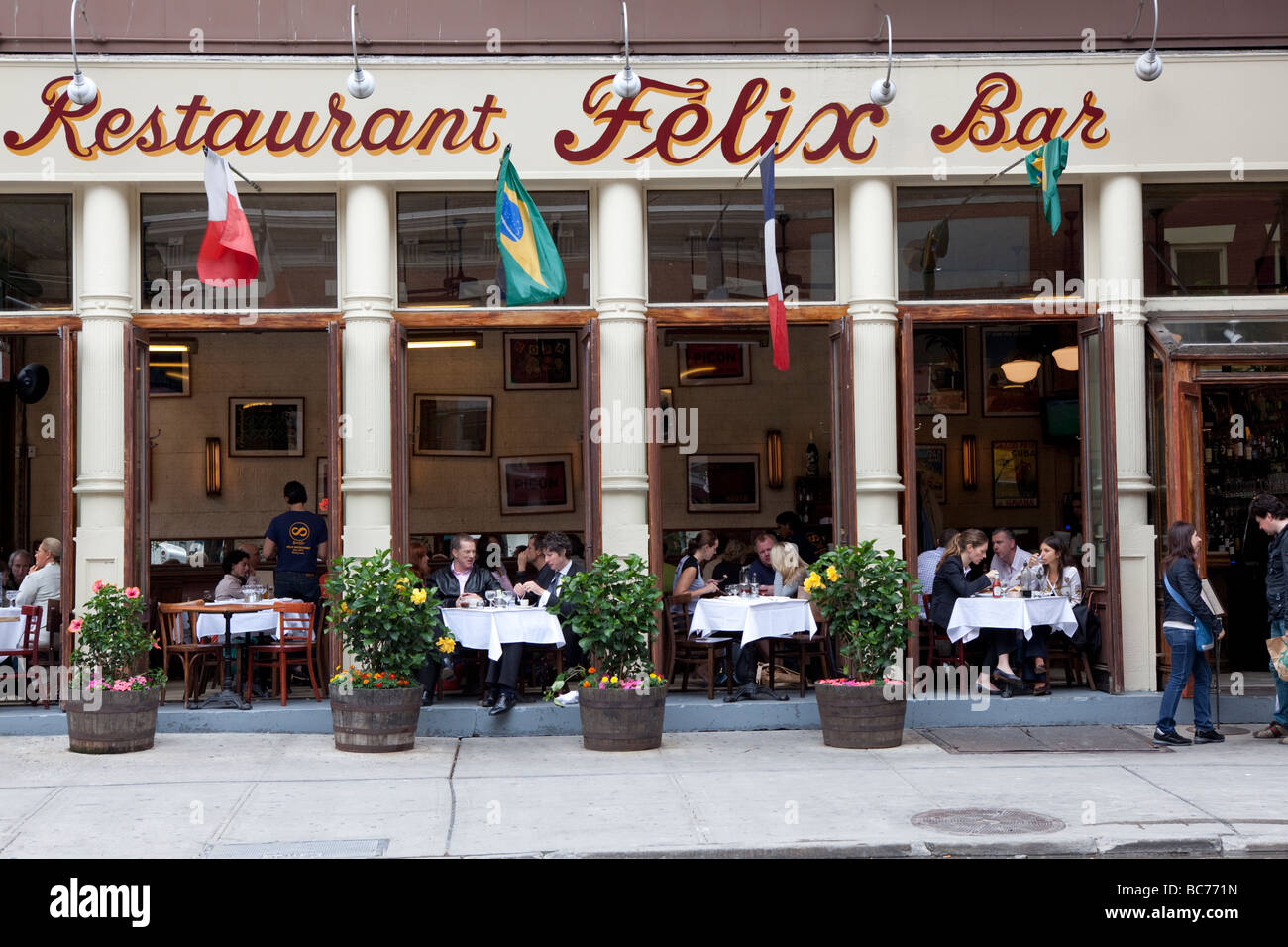 Nyc dining hi-res stock photography and images - Alamy
