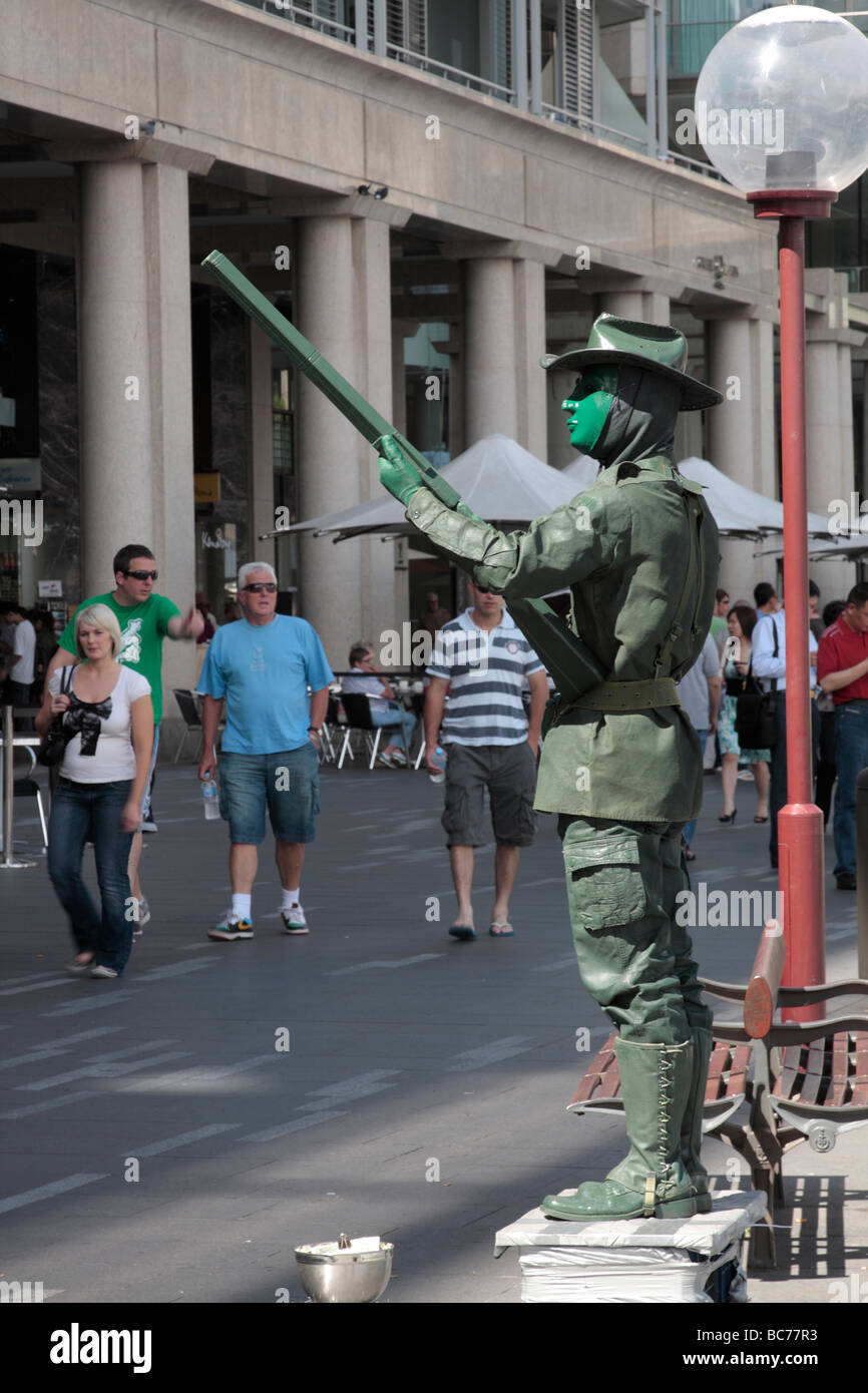 Street performer living statue hi-res stock photography and images - Alamy