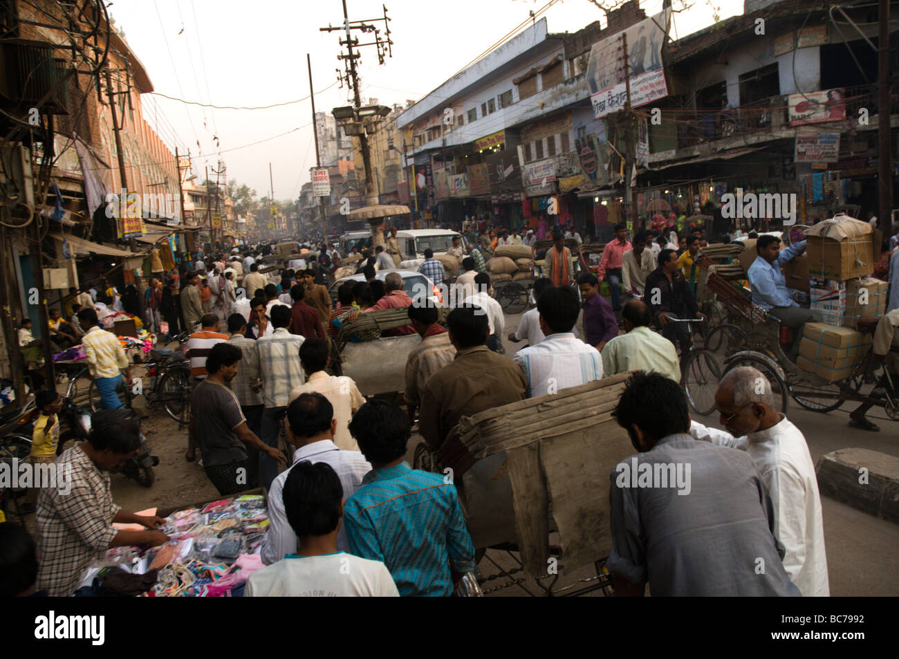 crowded varanasi streets Stock Photo - Alamy
