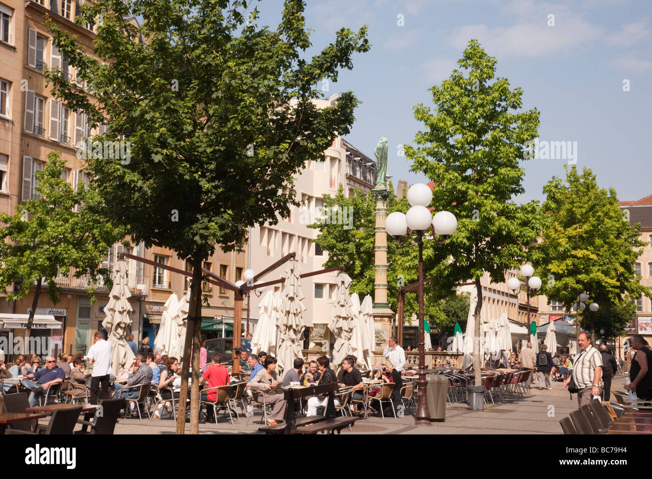 Busy pavement cafes in Place Saint Jacques square in city centre. Metz ...