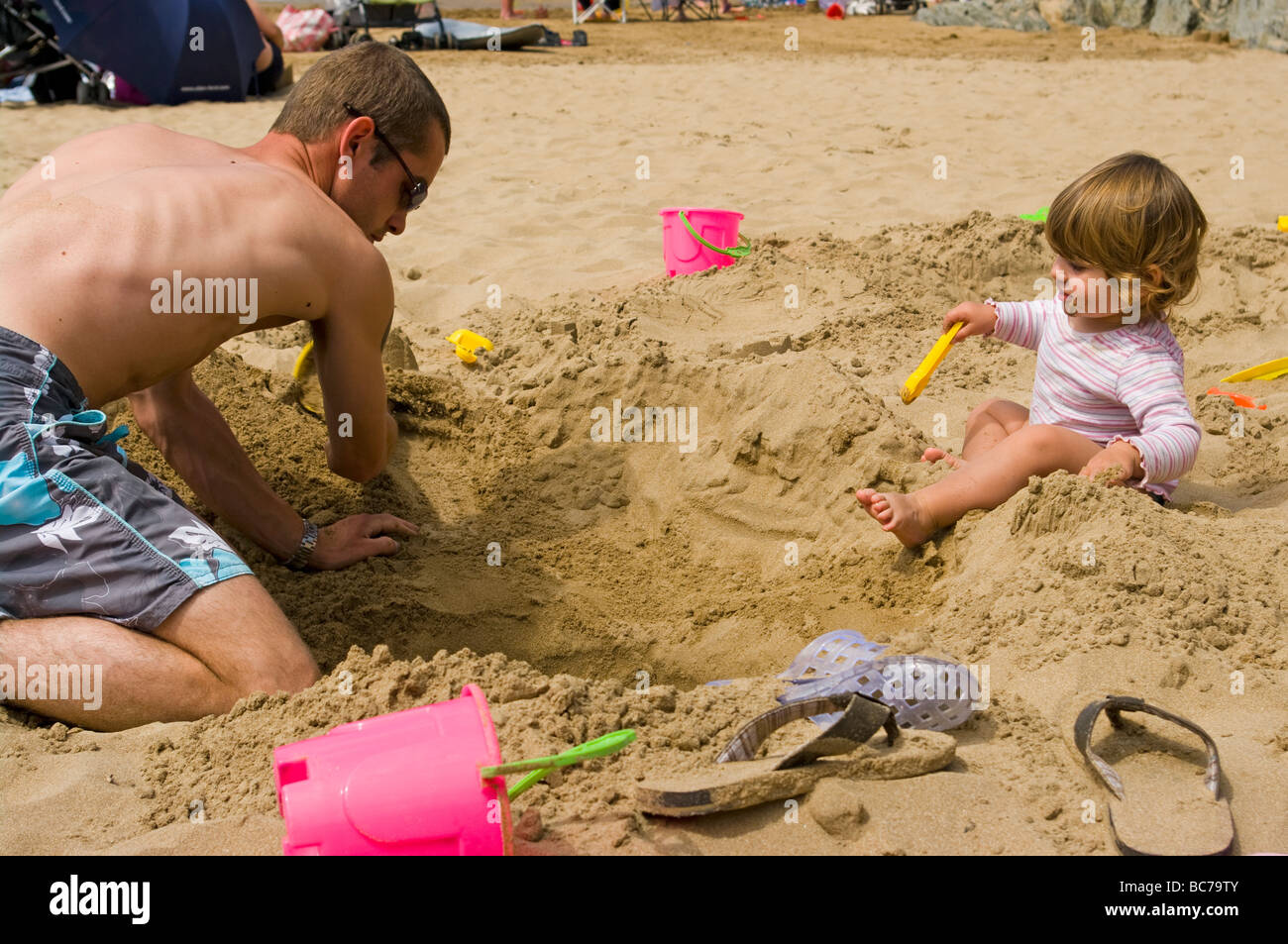 Child digging hole hi-res stock photography and images - Alamy
