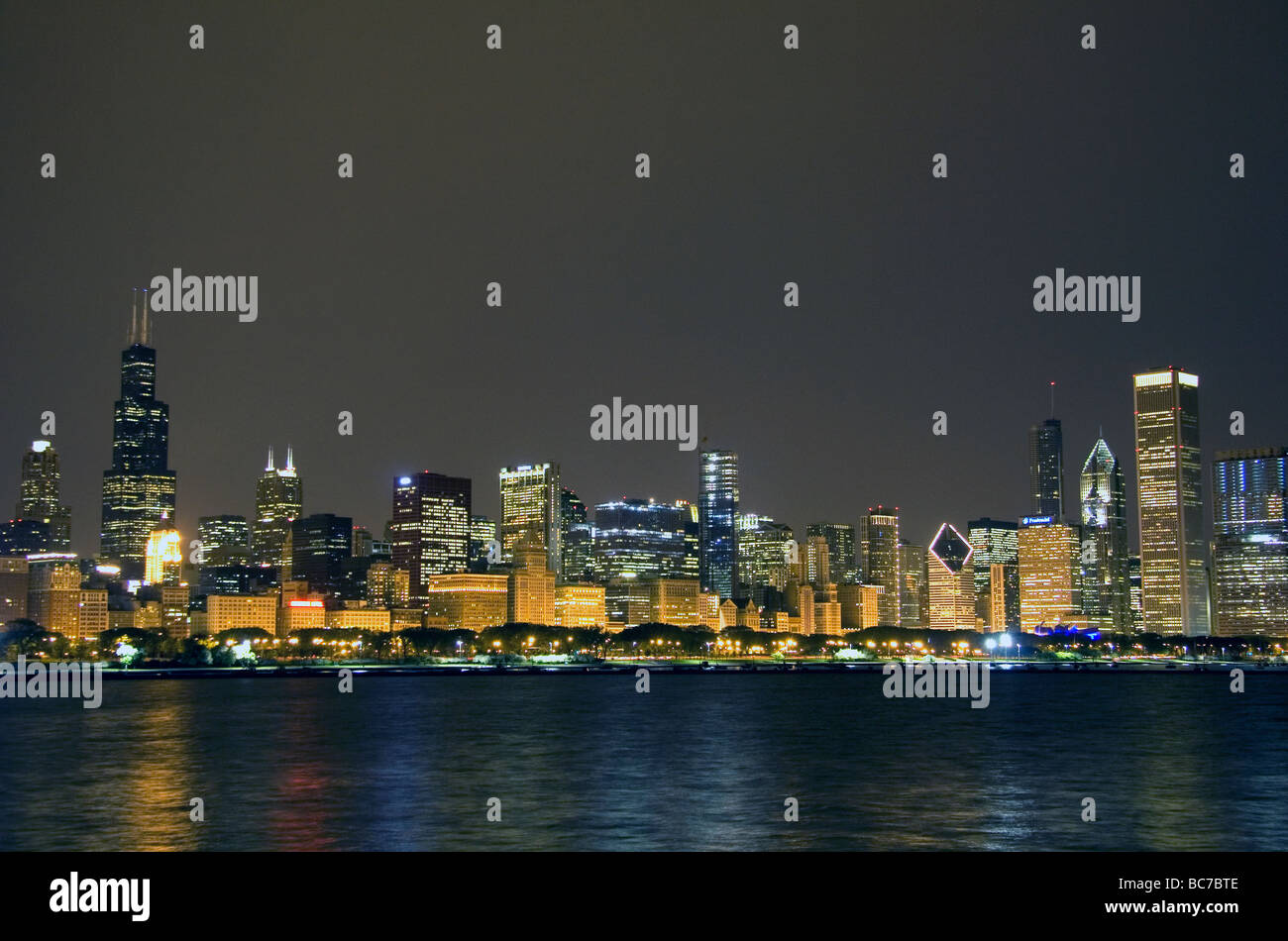 Chicago skyline night hi-res stock photography and images - Alamy
