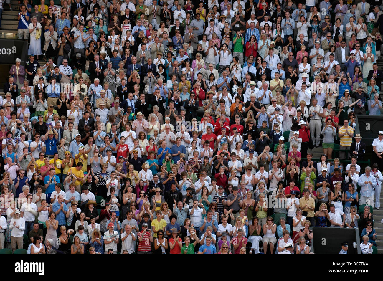 Wimbledon crowd hi-res stock photography and images - Alamy