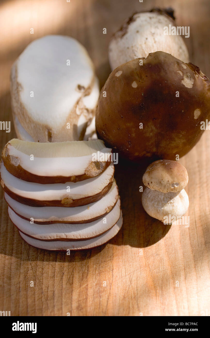 Ceps, whole and sliced Stock Photo - Alamy