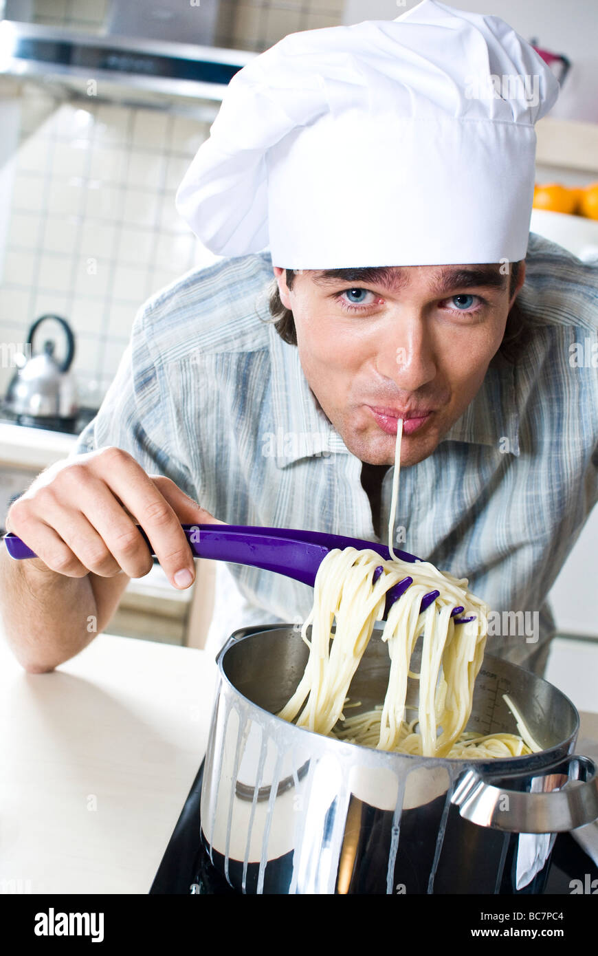 man cooking spaghetti Stock Photo - Alamy