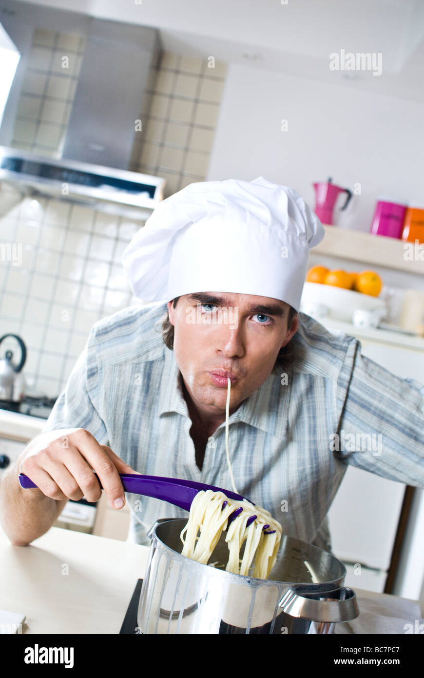 man cooking spaghetti Stock Photo - Alamy