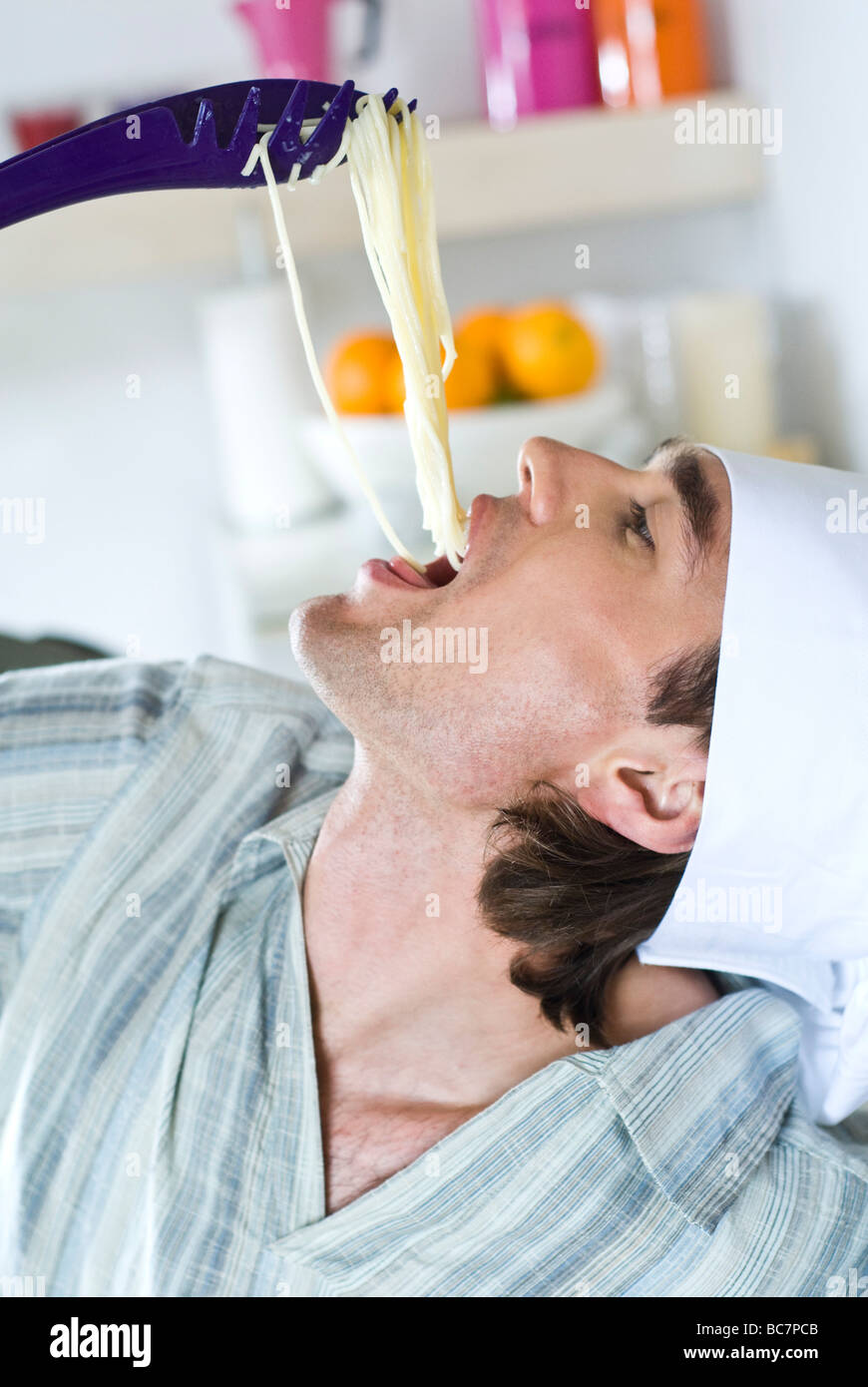 man cooking spaghetti Stock Photo - Alamy