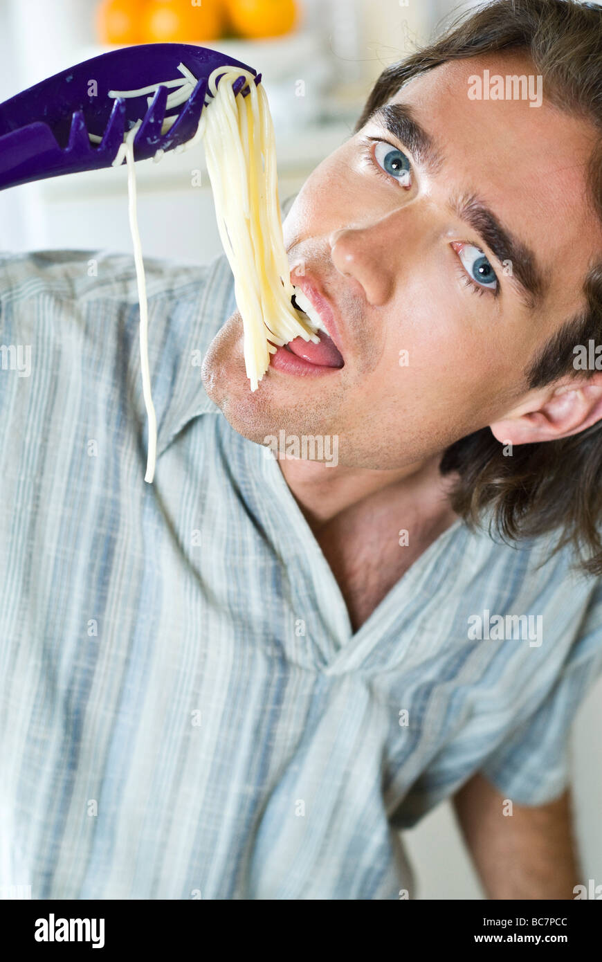 man cooking spaghetti Stock Photo - Alamy