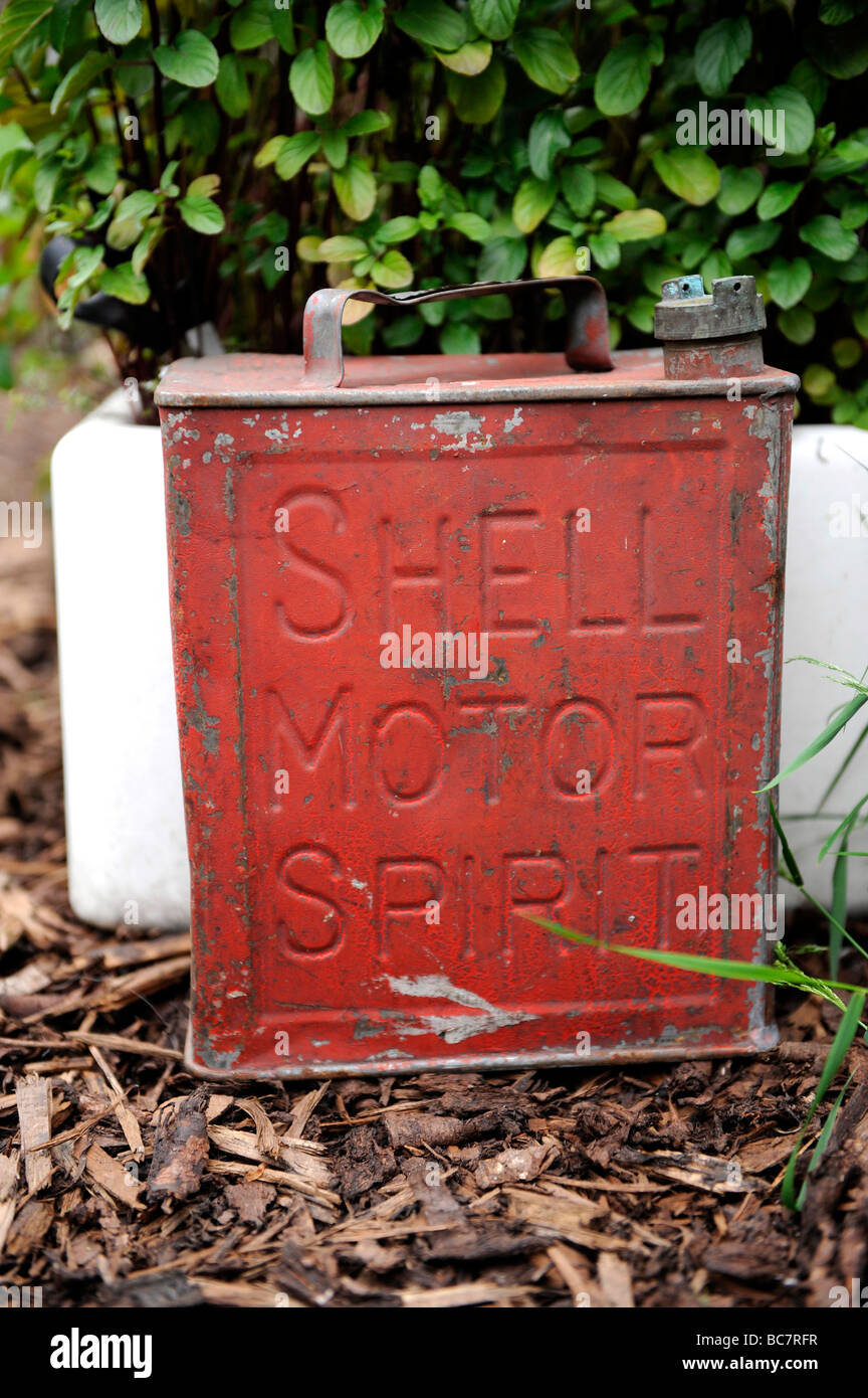Vintage shell petrol can hi-res stock photography and images - Alamy