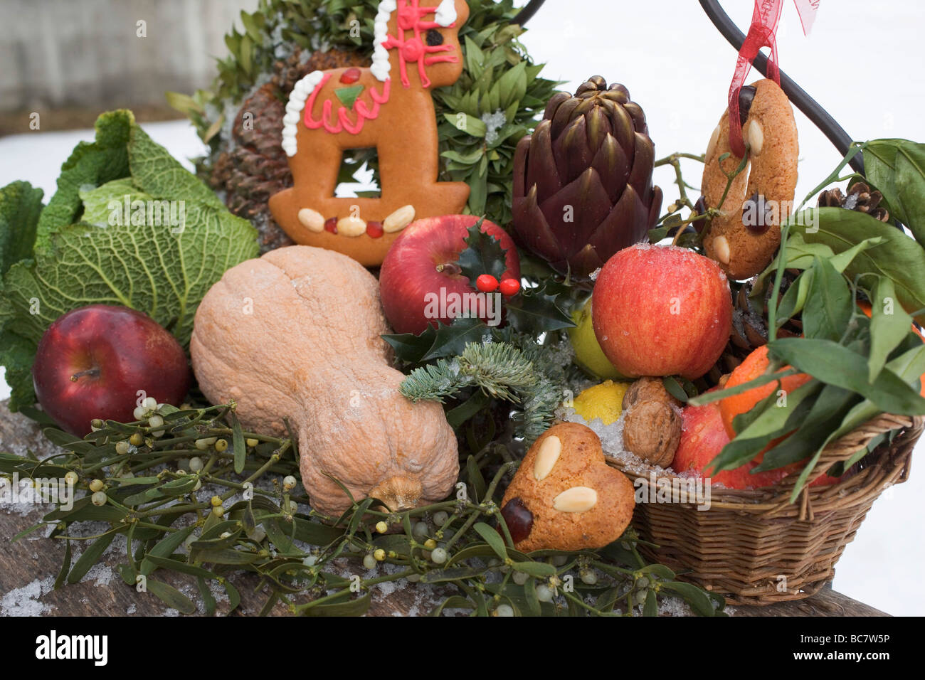 Gingerbread, fruit, vegetables and mistletoe Stock Photo - Alamy