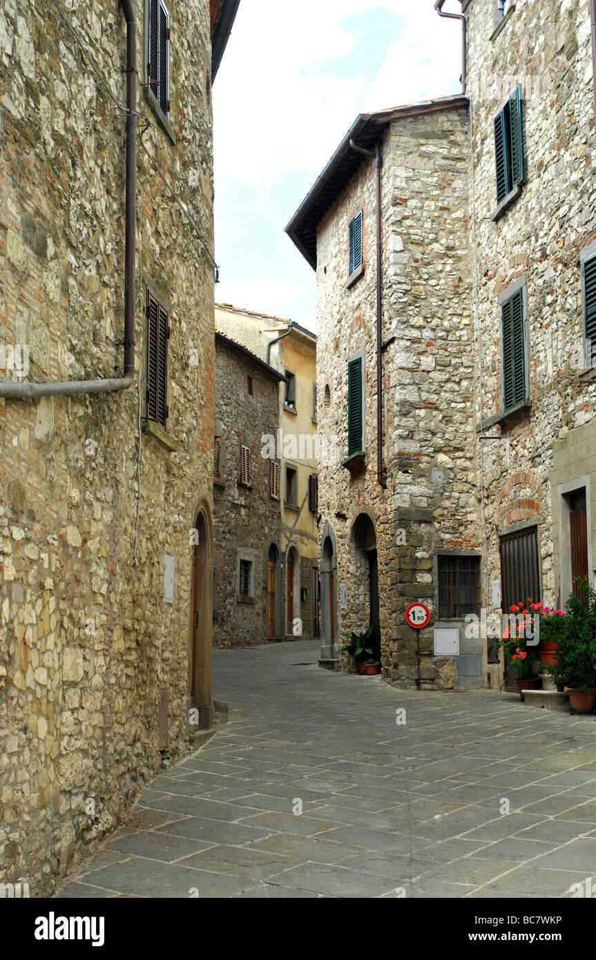 Narrow street in Tuscan hill town, Italy Stock Photo - Alamy