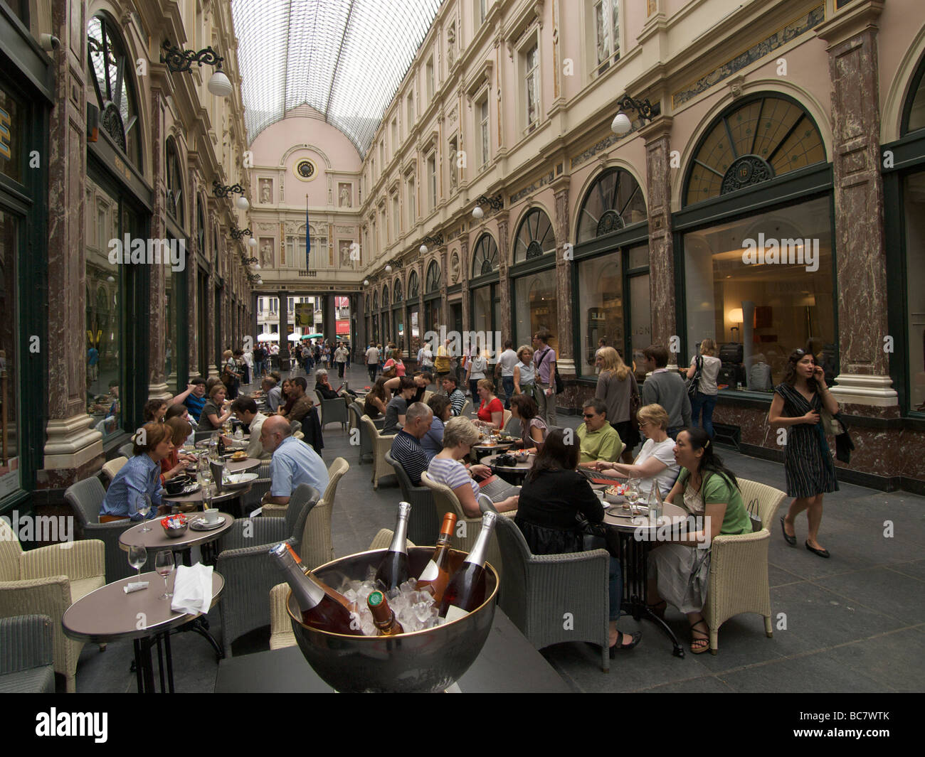 St hubert restaurant hi-res stock photography and images - Alamy