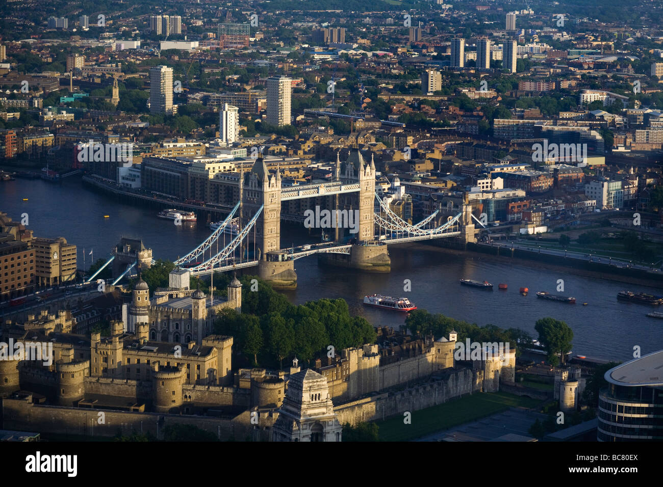 London bridge from above hi-res stock photography and images - Alamy