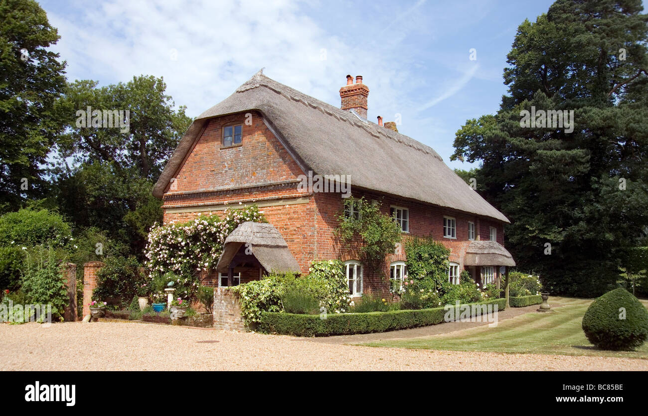 Pretty country cottage hi-res stock photography and images - Alamy