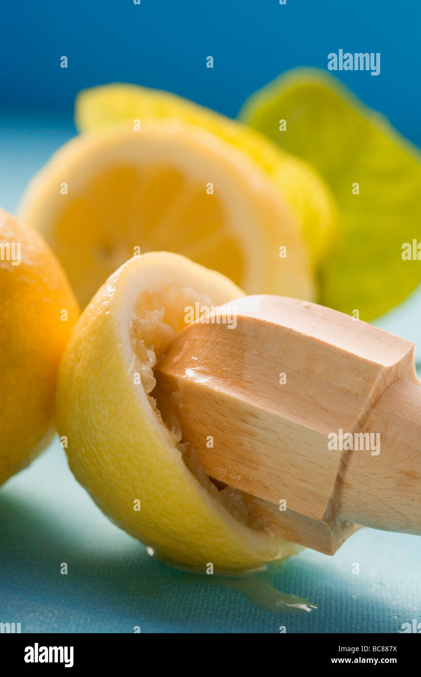 Squeezing a lemon Stock Photo - Alamy