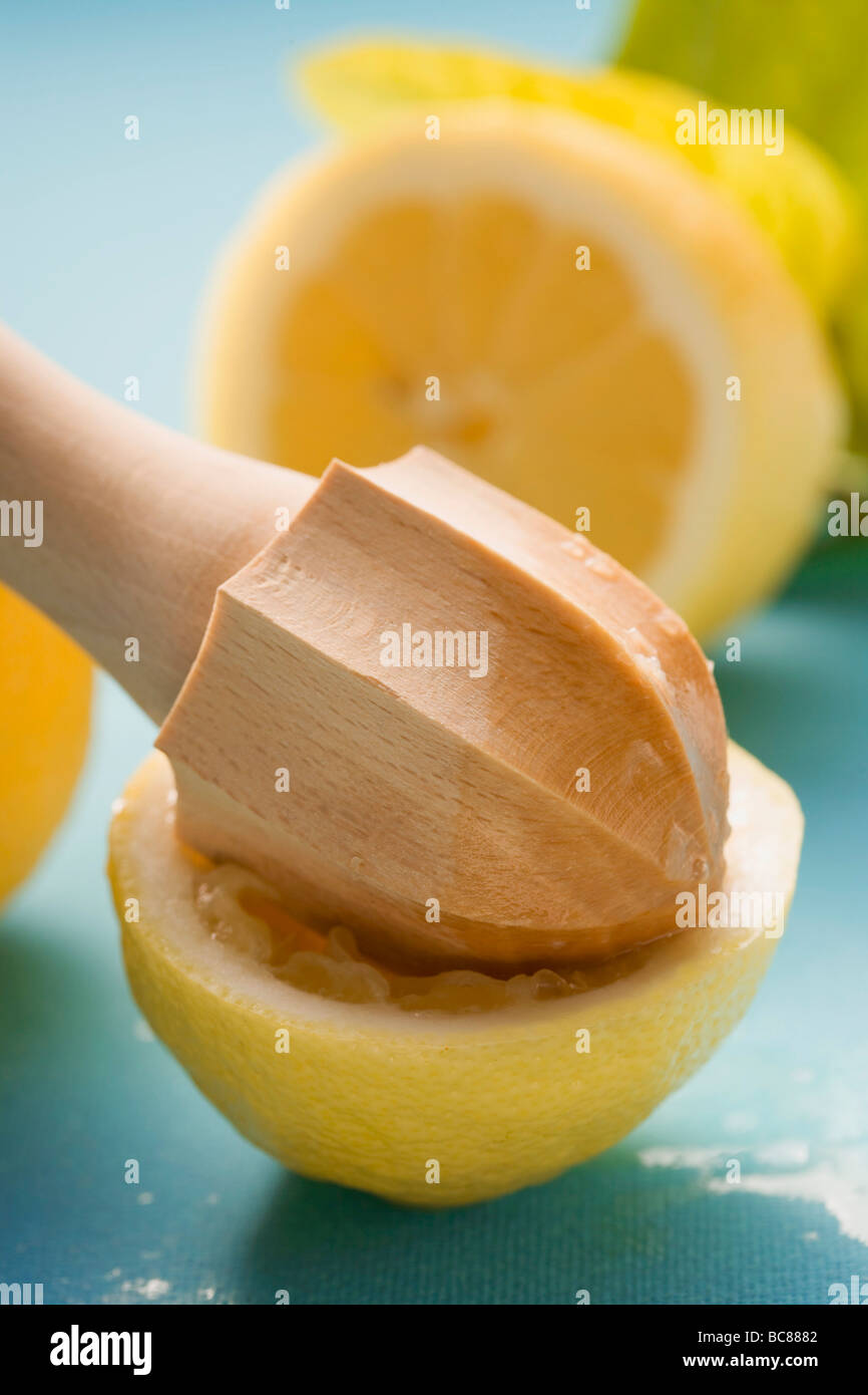 Squeezing a lemon Stock Photo - Alamy