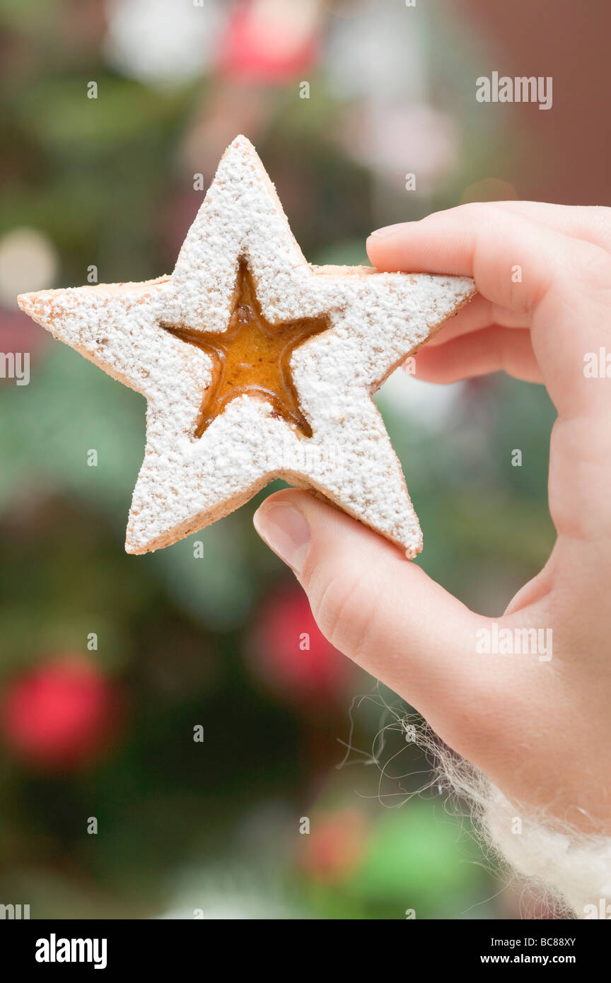 Hand holding jam biscuit Stock Photo - Alamy