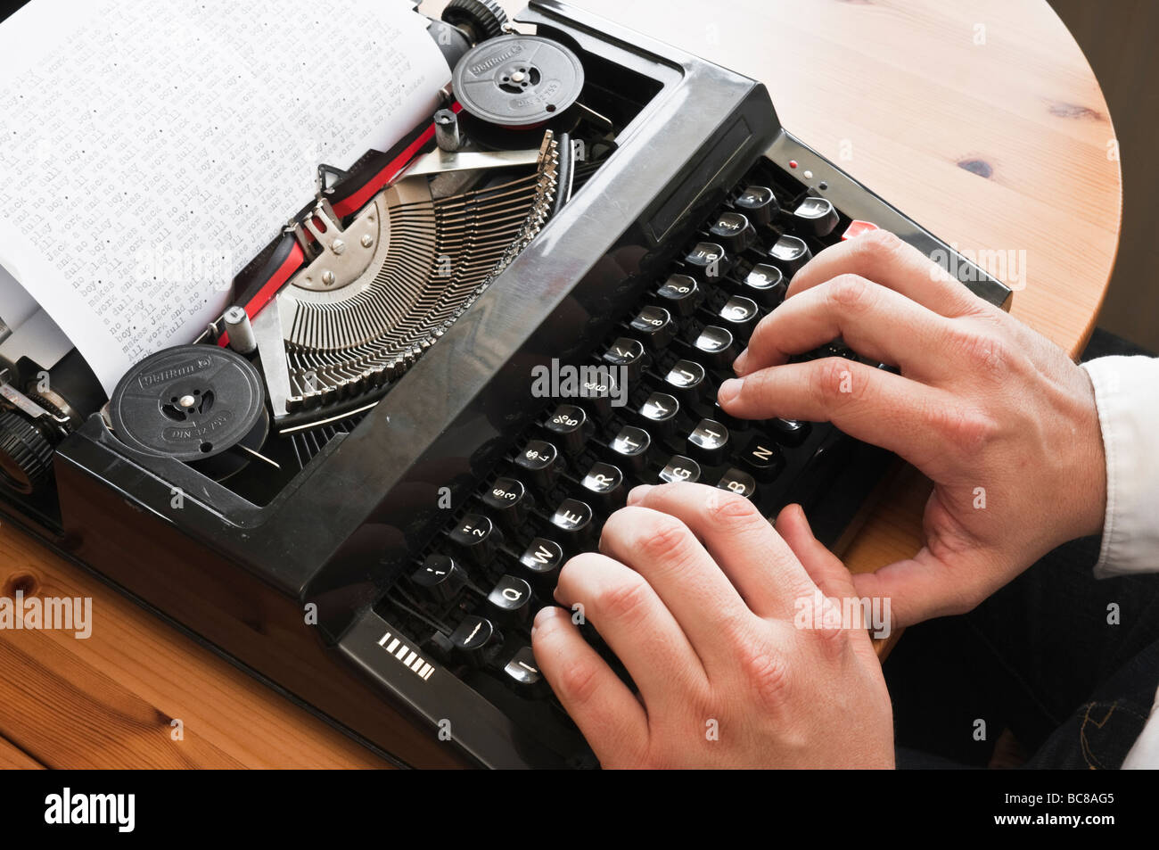 News reporter typing hi-res stock photography and images - Alamy