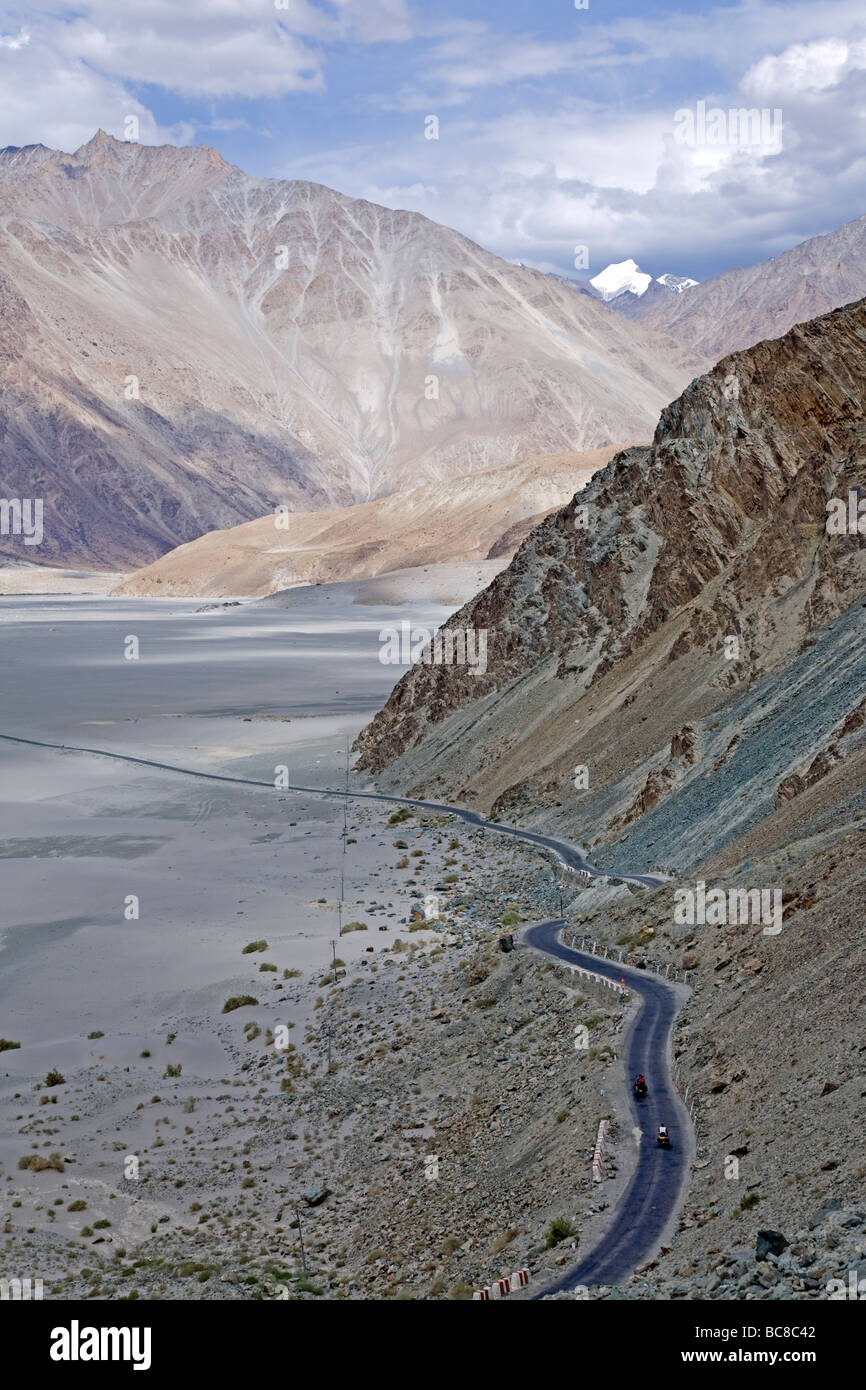 Desert empty road india hi-res stock photography and images - Alamy