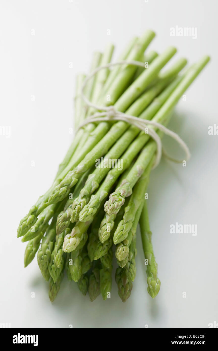 A bundle of green asparagus Stock Photo - Alamy