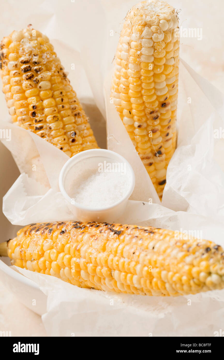 Grilled corn on the cob with salt in greaseproof paper Stock Photo - Alamy