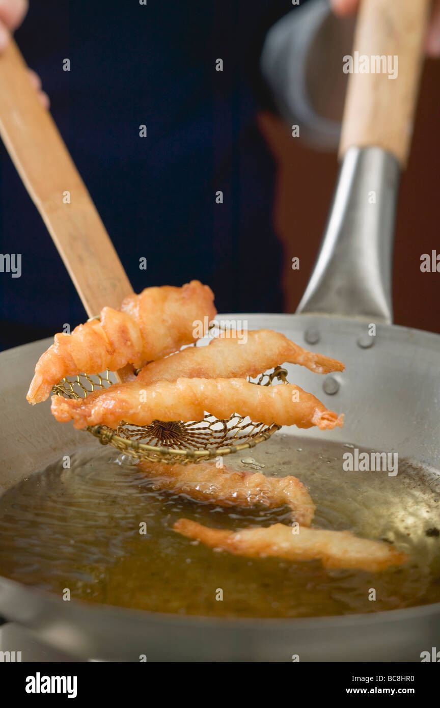 Deep-frying prawns in wok Stock Photo - Alamy