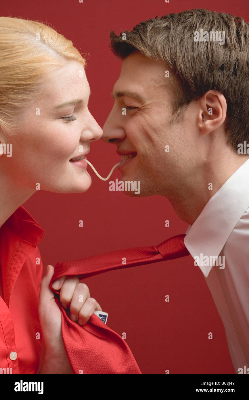 Couple eating a strand of spaghetti from both ends Stock Photo - Alamy