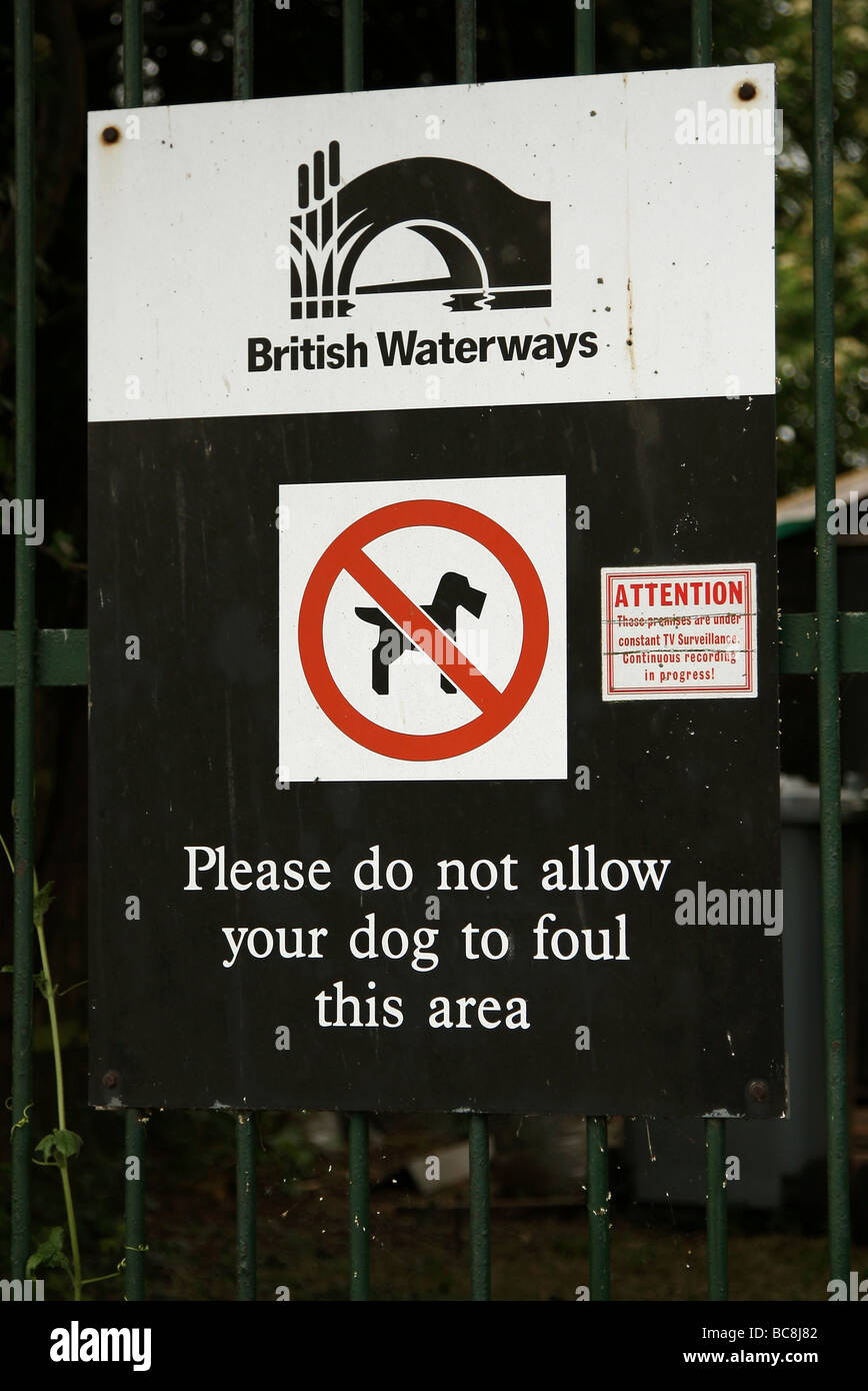 Please use walkway sign hi-res stock photography and images - Alamy