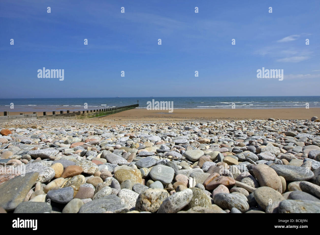 Groynes on shingle beach hi-res stock photography and images - Alamy