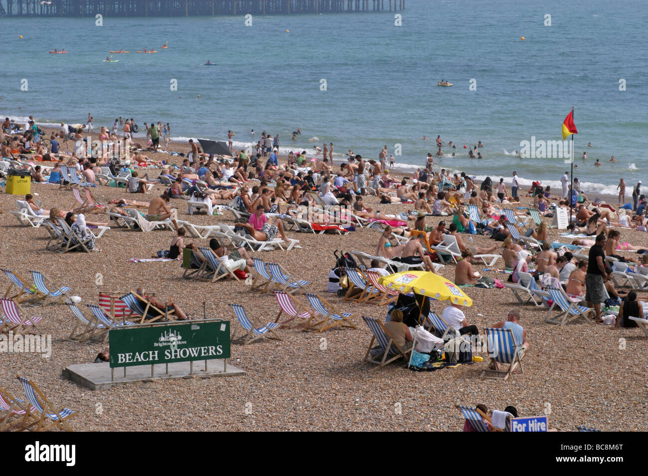 Crowded beach brighton east sussex hi-res stock photography and images ...