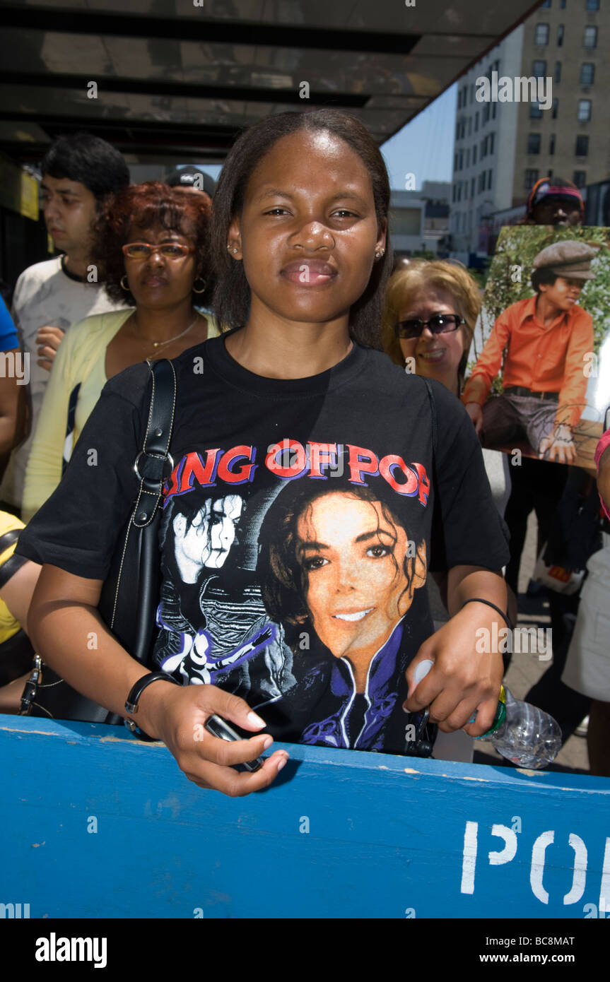 Thousands of Michael Jackson fans gather outside the Apollo Theater in ...