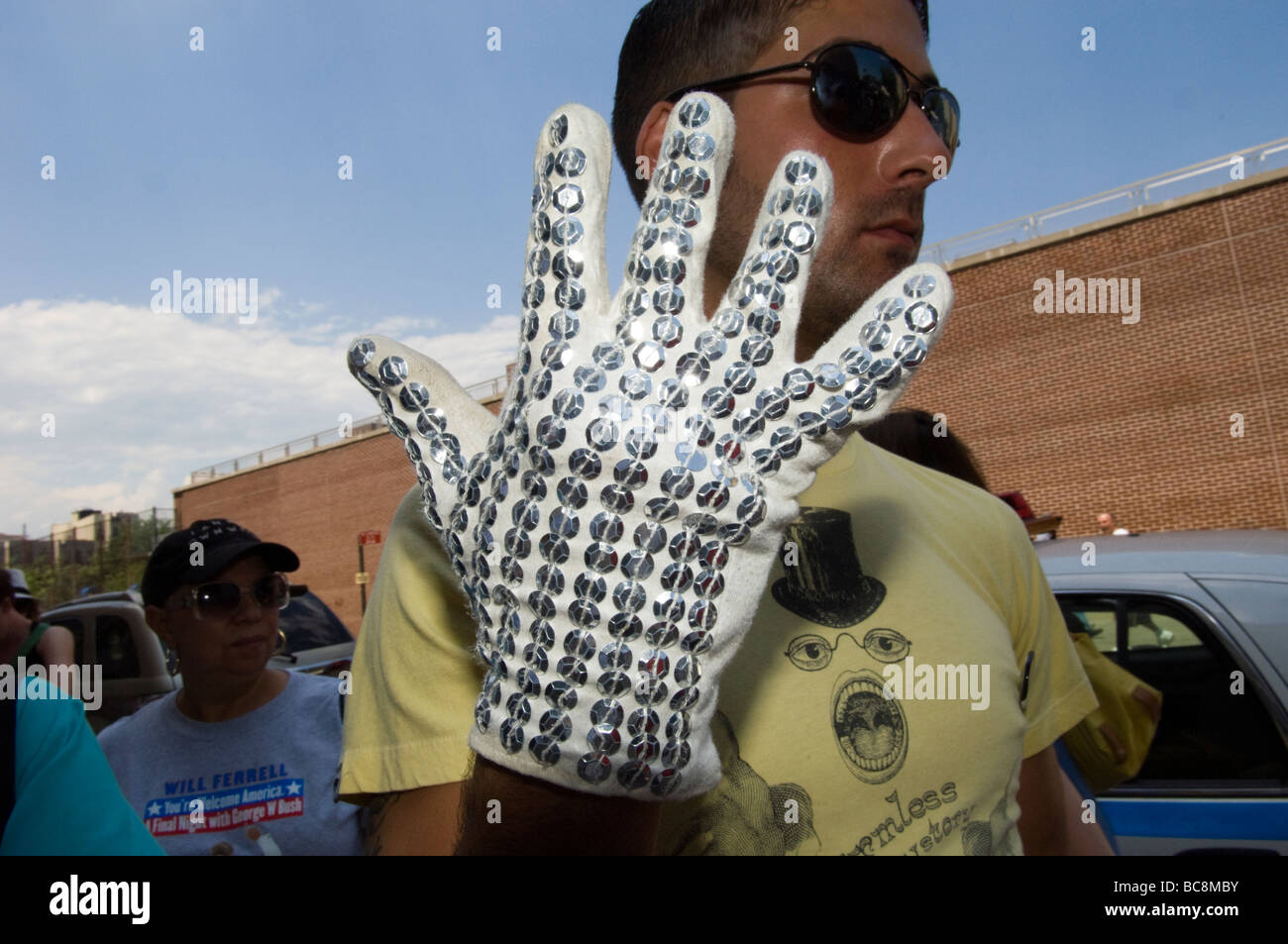 Thousands of Michael Jackson fans gather outside the Apollo Theater in ...