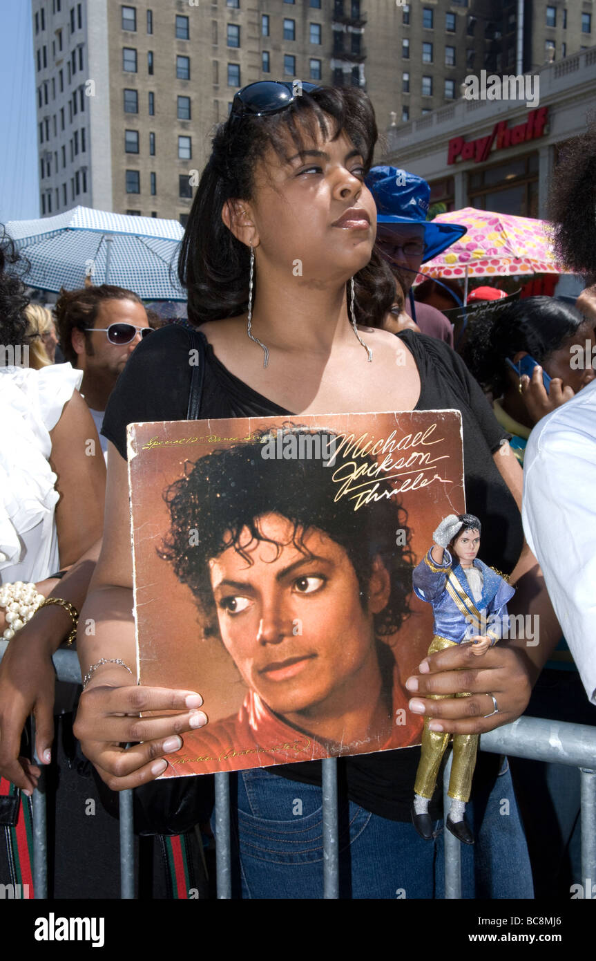 Thousands of Michael Jackson fans gather outside the Apollo Theater in ...