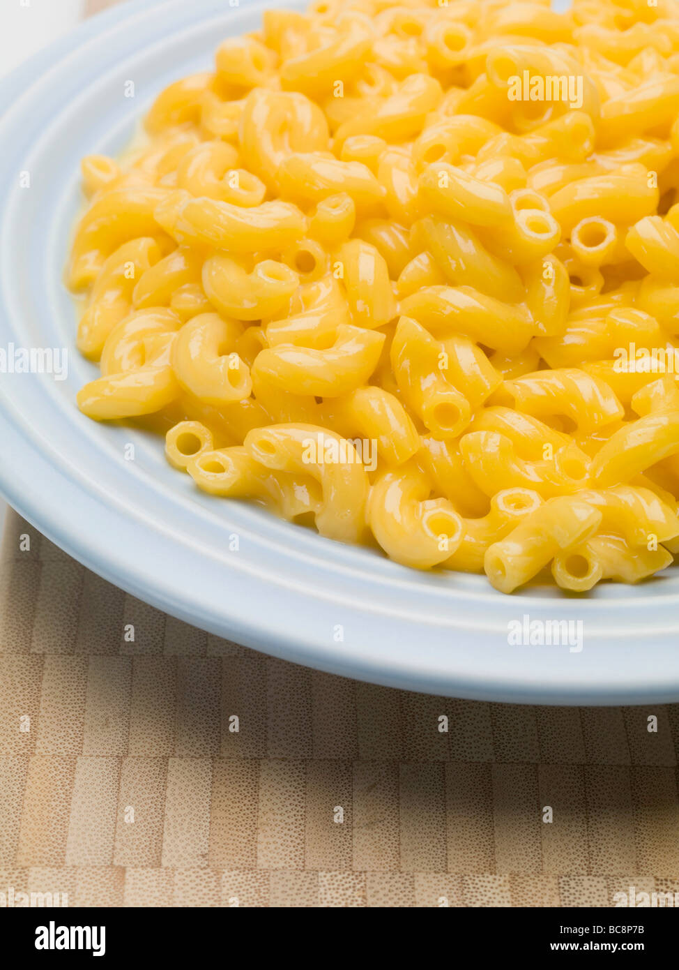 Macaroni and cheese on blue plate (USA Stock Photo - Alamy