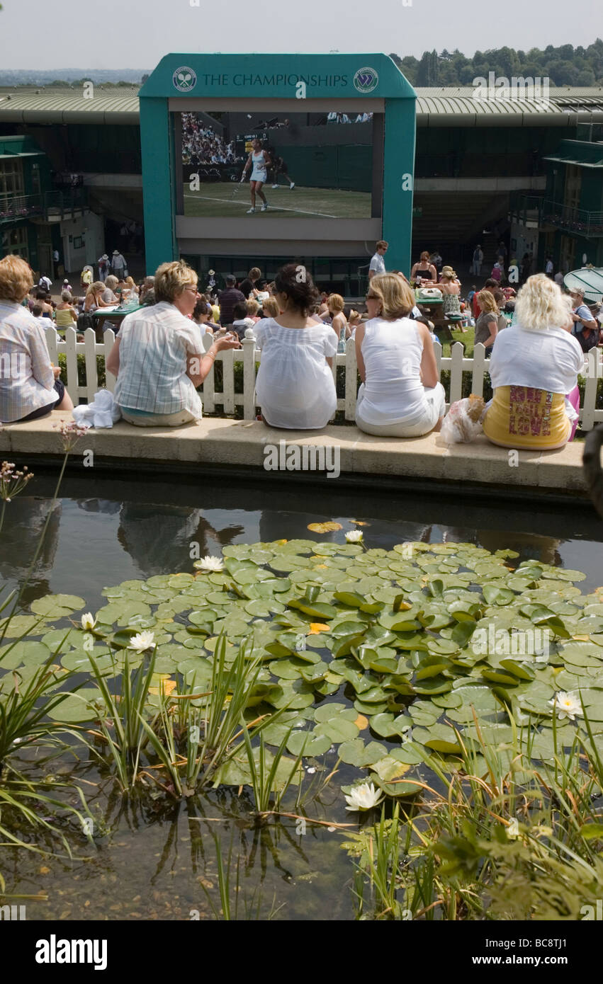 Henman hill wimbledon spectators hi-res stock photography and images ...