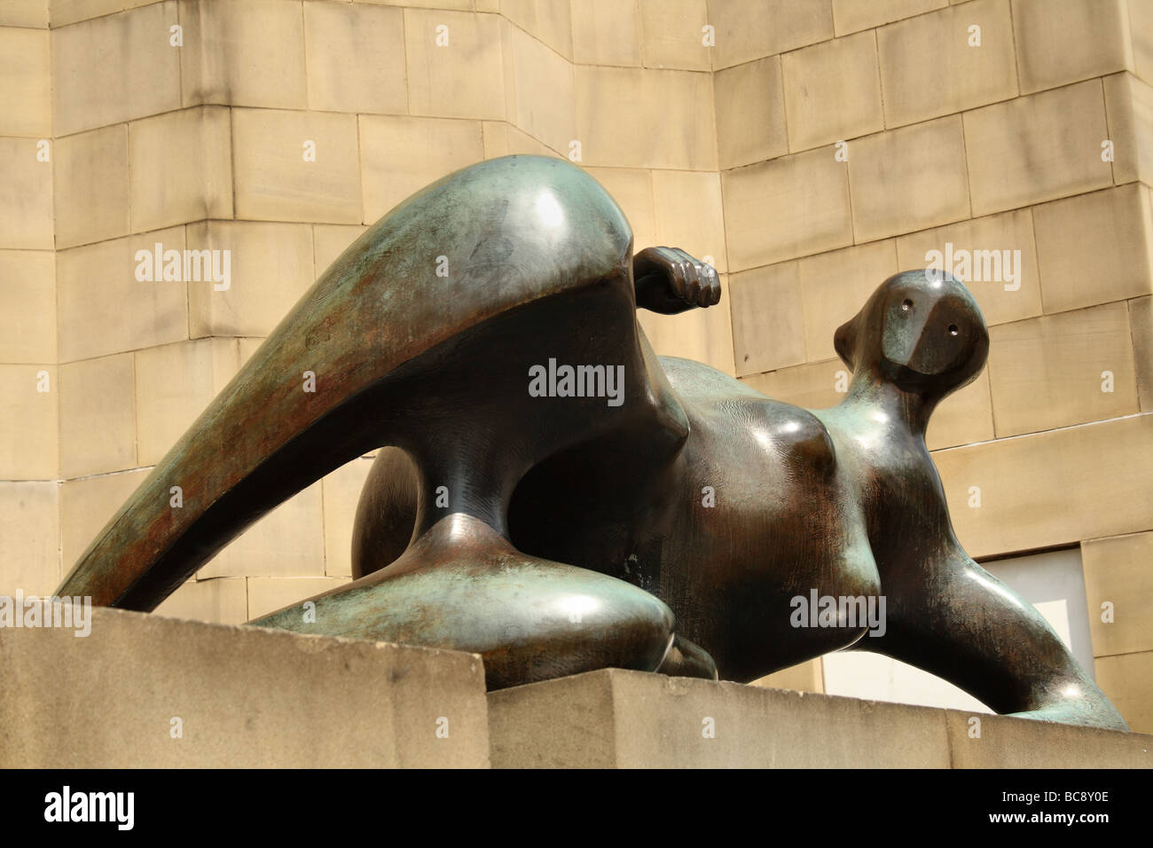 Henry spencer moore hi-res stock photography and images - Alamy