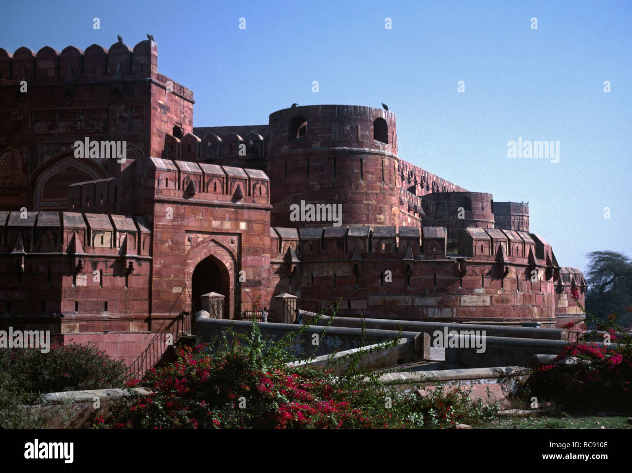 ISLAMIC ARCHES at AGRA FORT built by the Mughal emperors in the 1500s ...