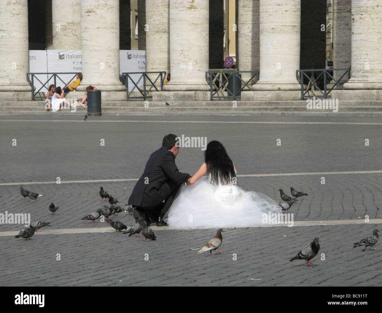 Newly weds posing photographer hi-res stock photography and images - Alamy